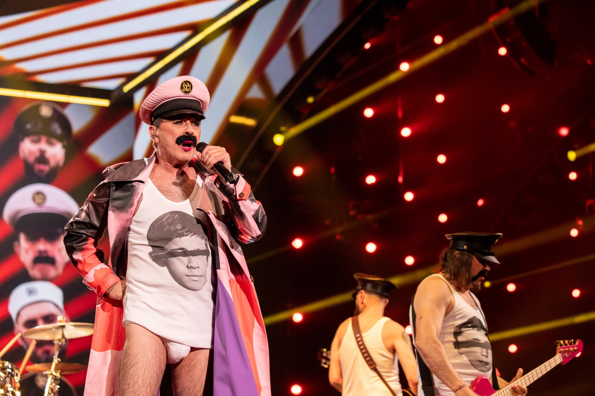 Liverpool live: Sweaty sweaters, video games and red feathers ...